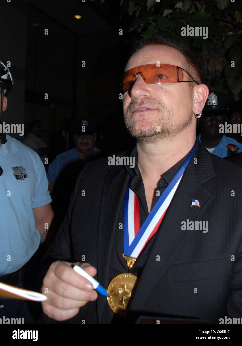 Bono, signe des autographes pour les fans qu'il laisse le Constitution ...