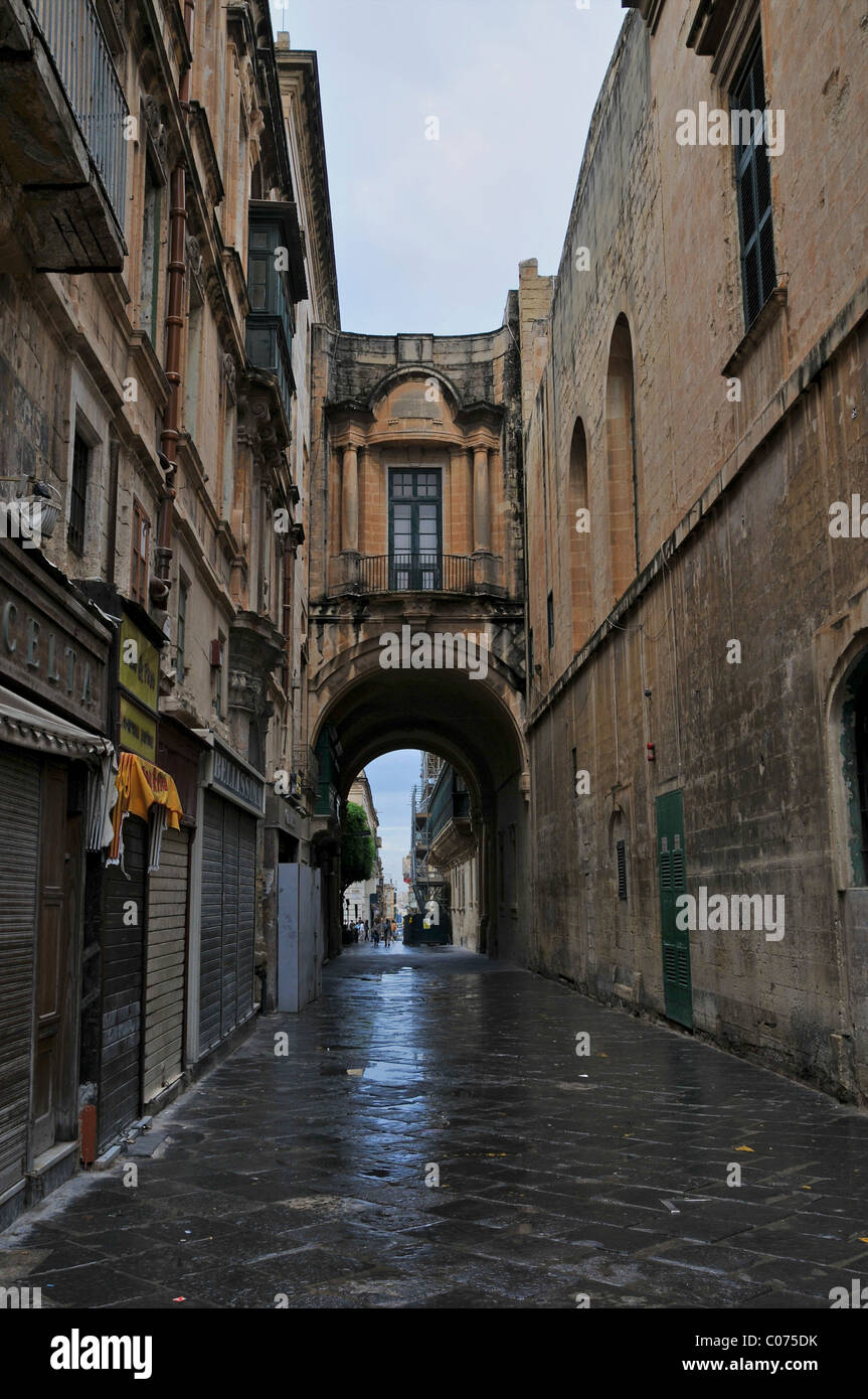 Streets of valletta Banque de photographies et d’images à haute résolution - Alamy