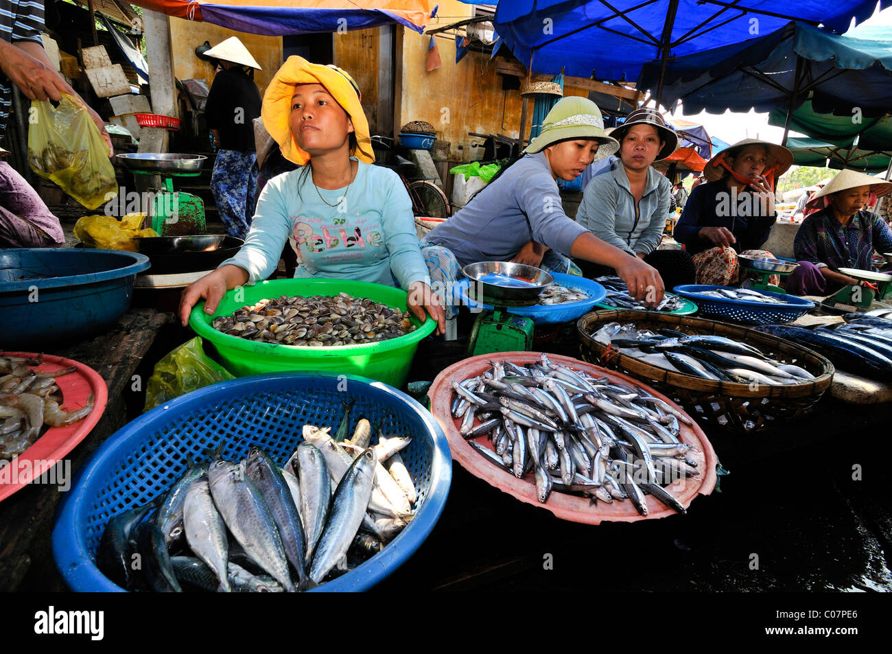 Vendeuse de poisson poissonnier Banque de photographies et d’images à ...
