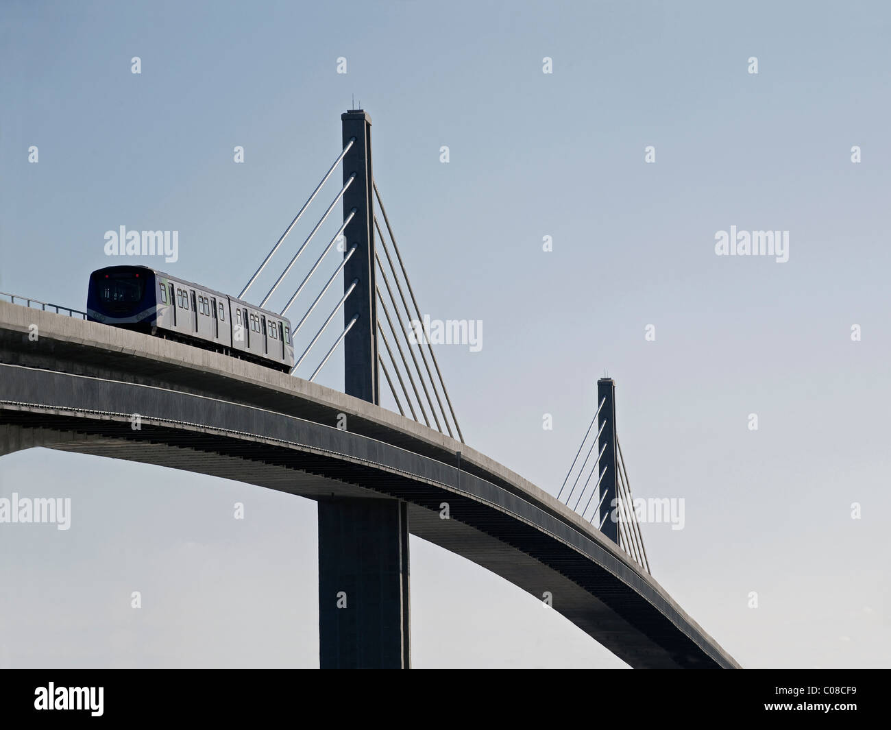 Pont urbain de passage de train Banque de photographies et d’images à ...