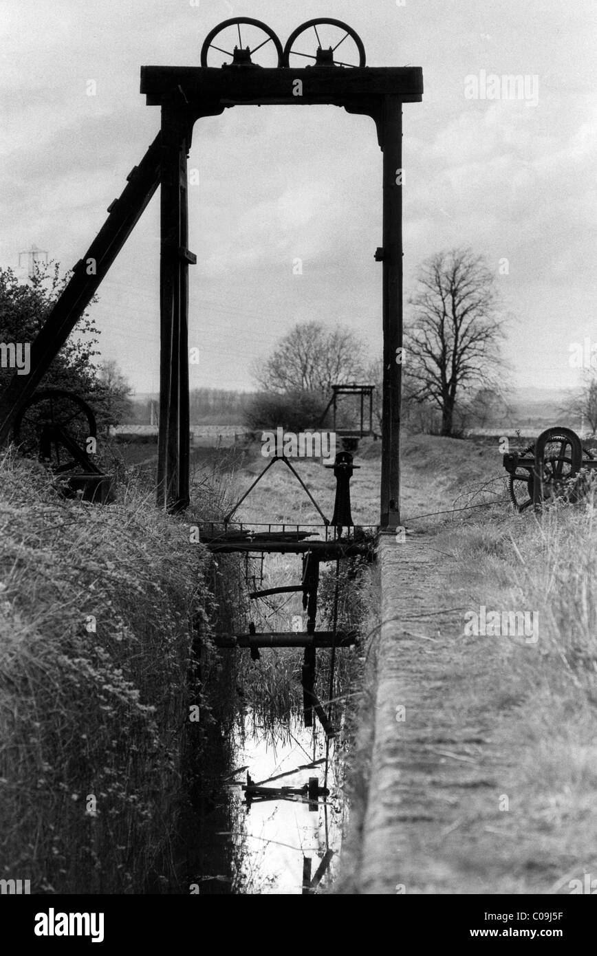 Guillotine lock Banque d'images noir et blanc - Alamy