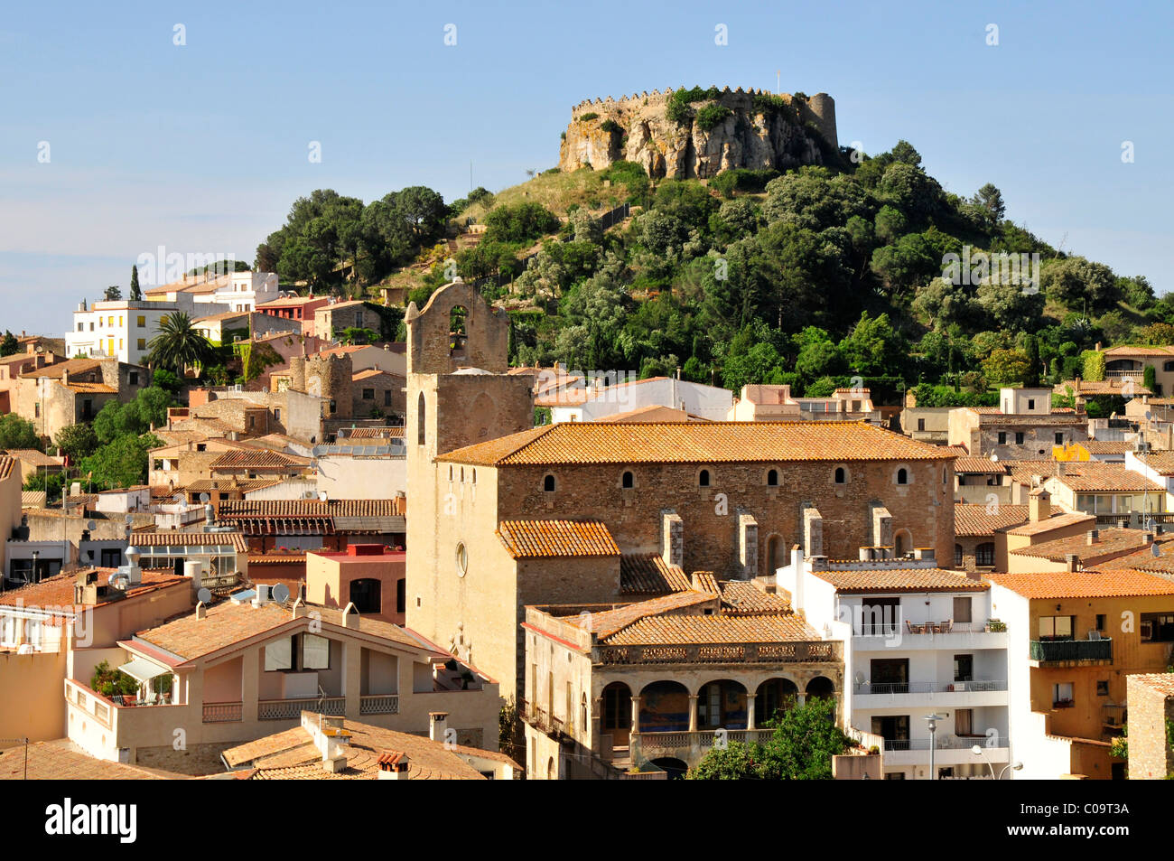 Donnant sur la ville historique de Begur avec les vestiges du château ...