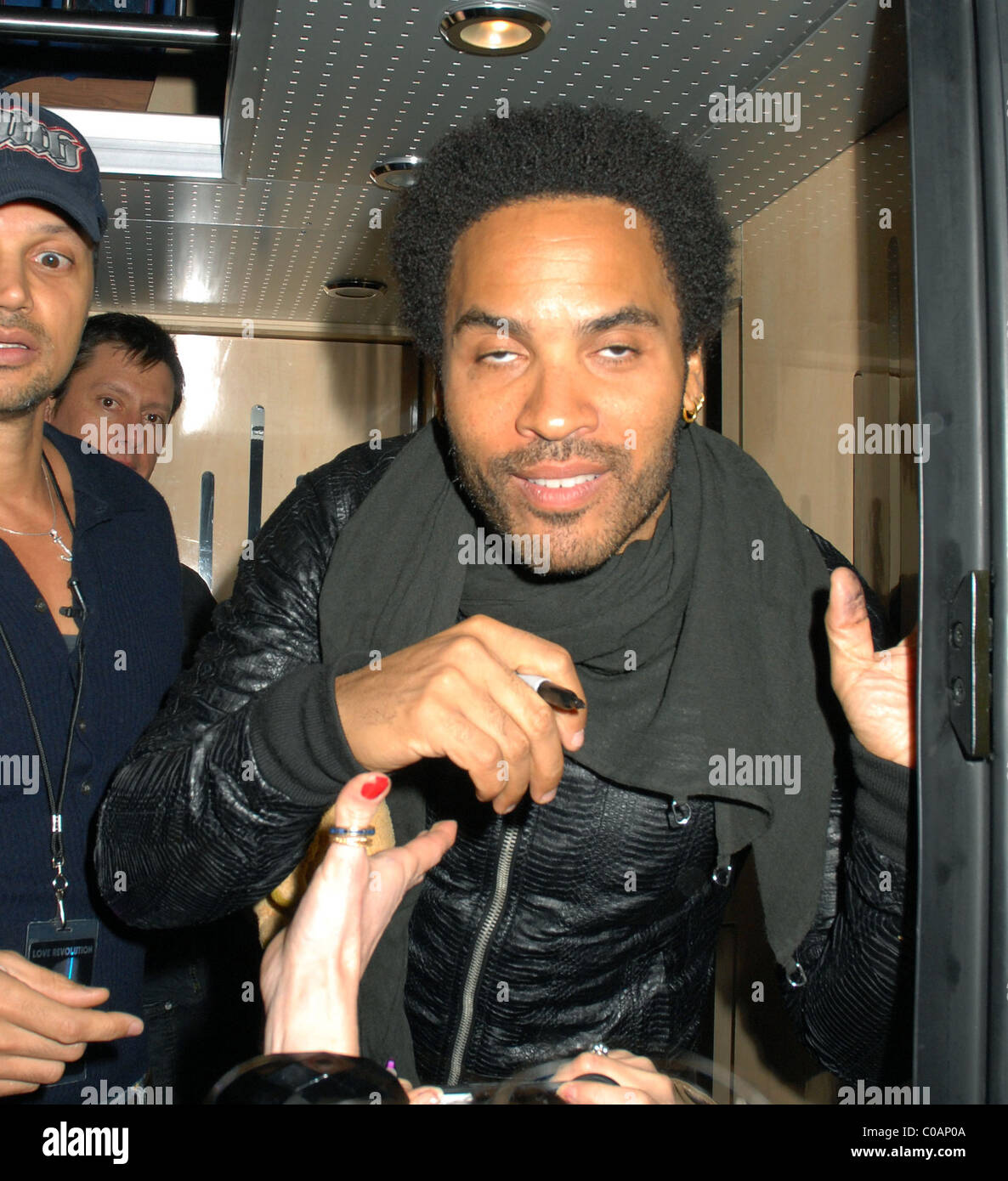 Lenny Kravitz de signer des autographes pour un groupe de fans se sont ...