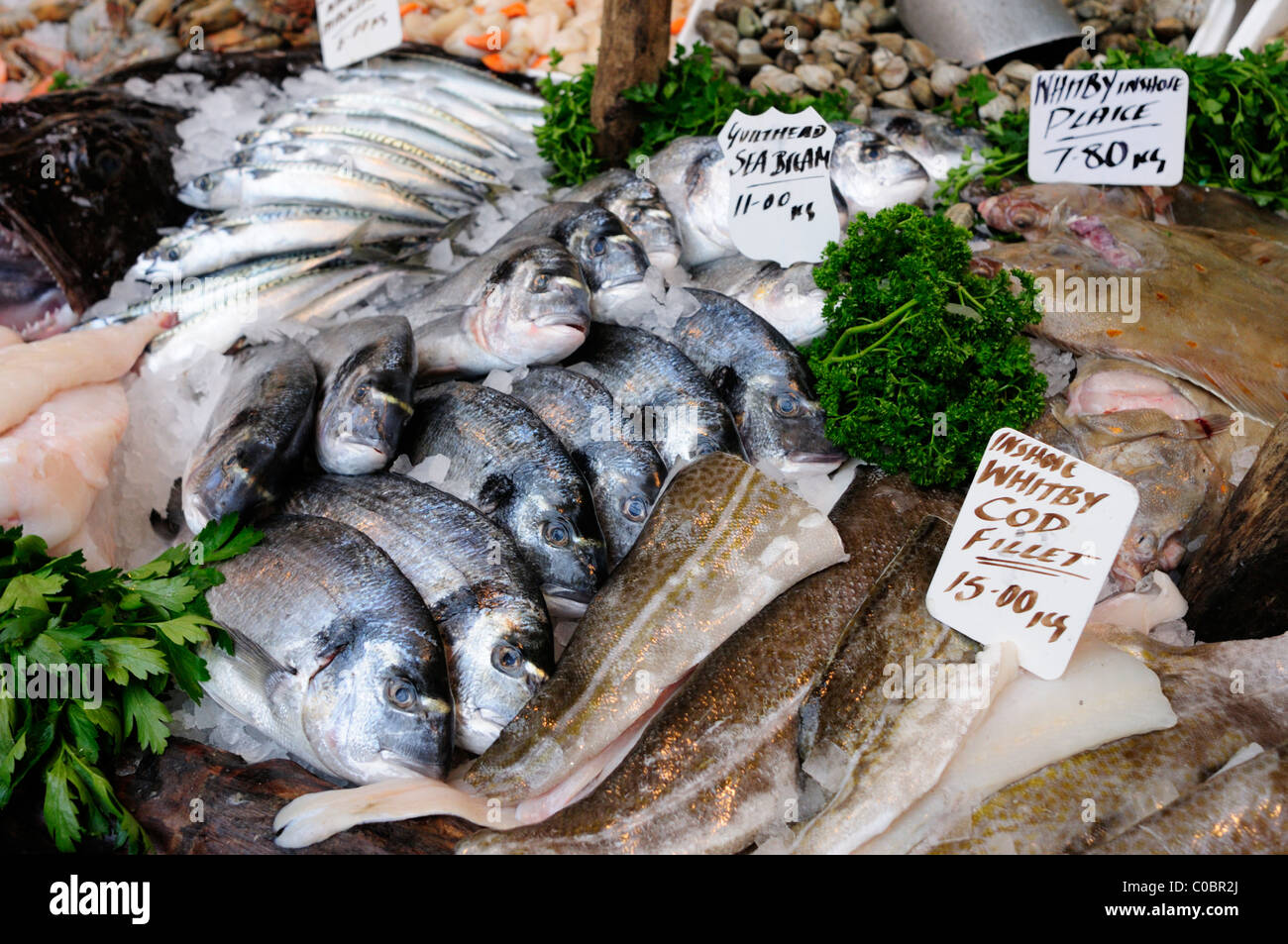 Fishmongers display Banque de photographies et d’images à haute ...