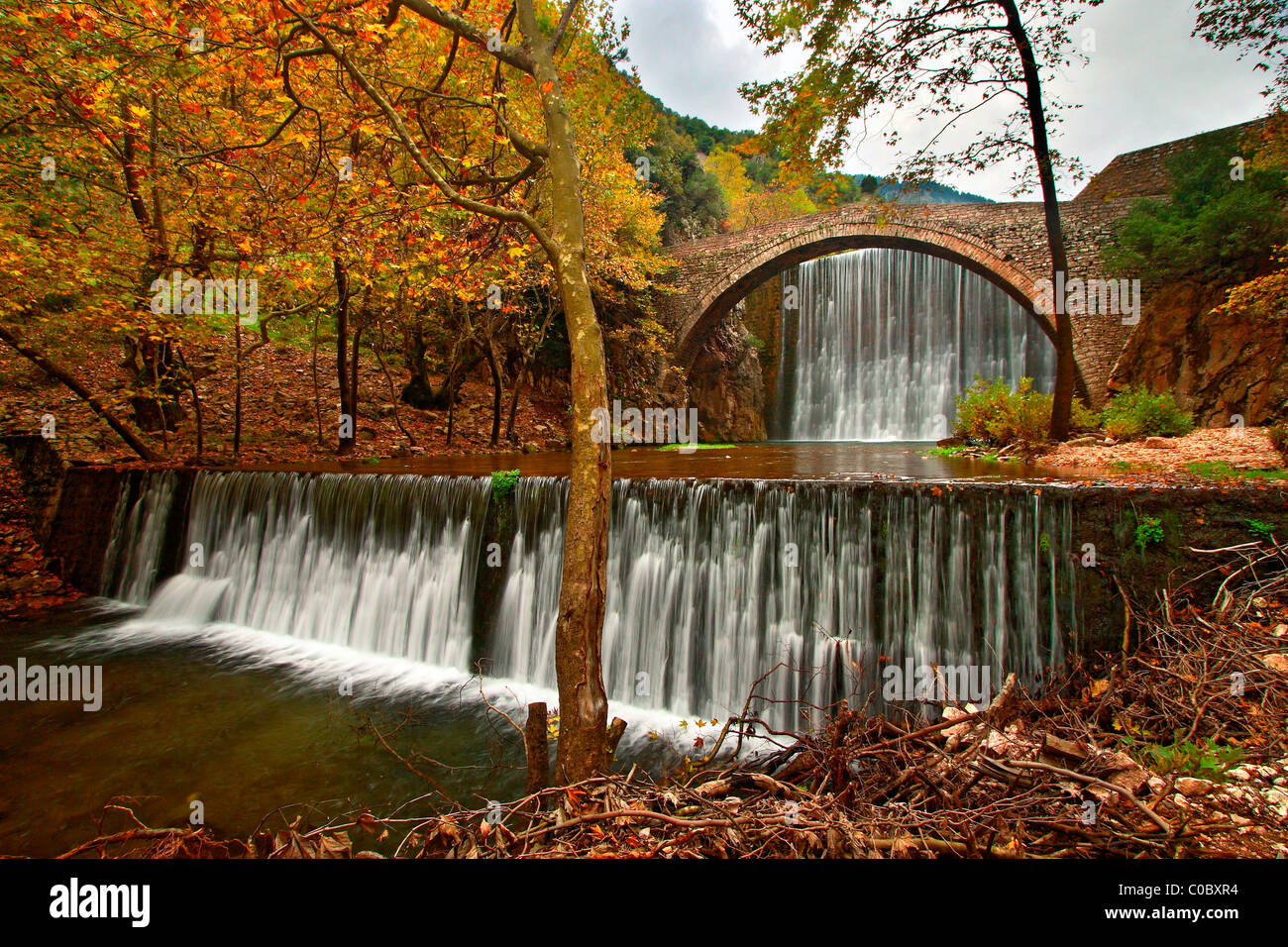 Un vieux pont voûté en pierre, entre deux cascades dans Paleokarya ...