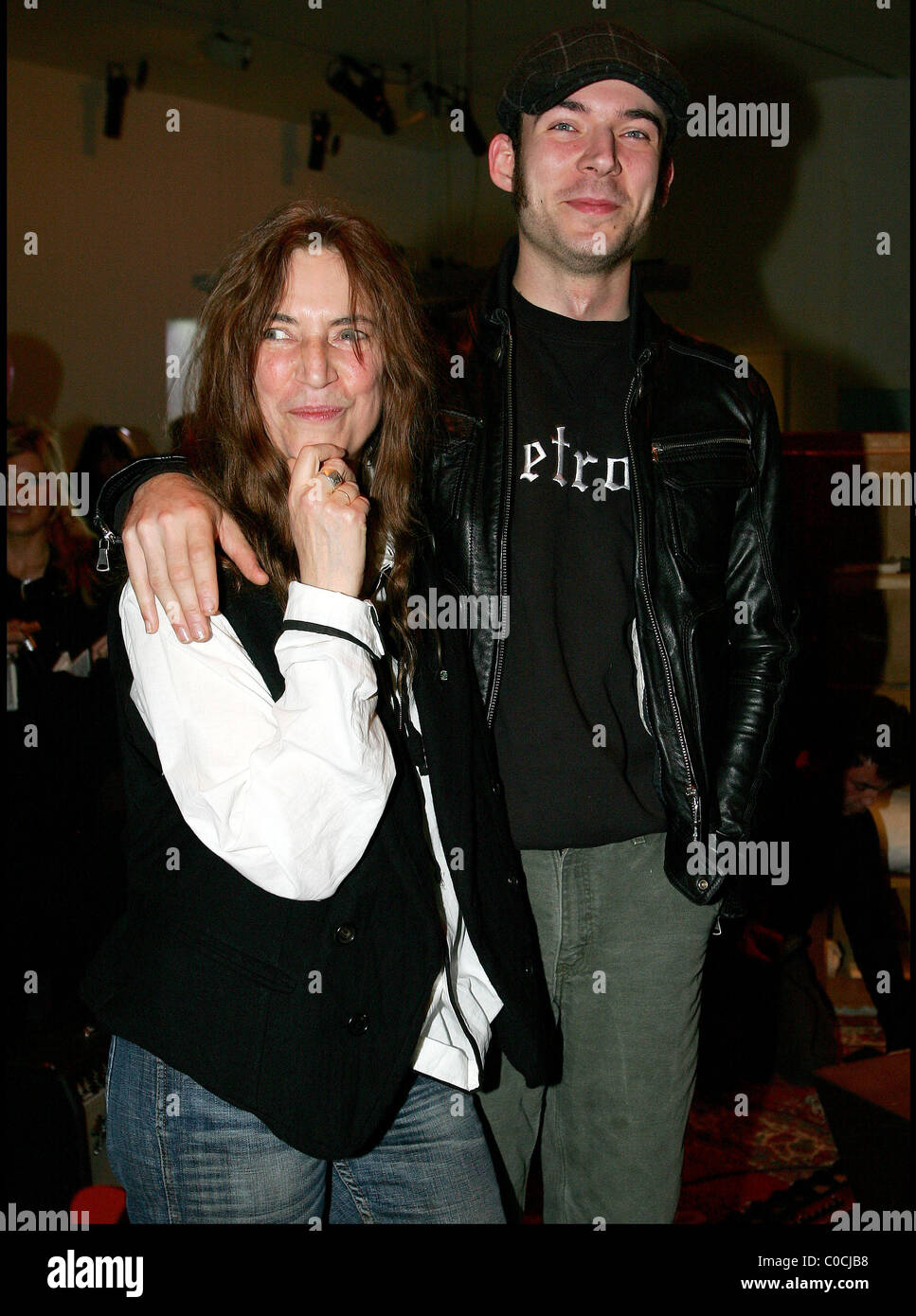 Patti Smith et son fils Jackson lors d'une visite de l'exposition ...