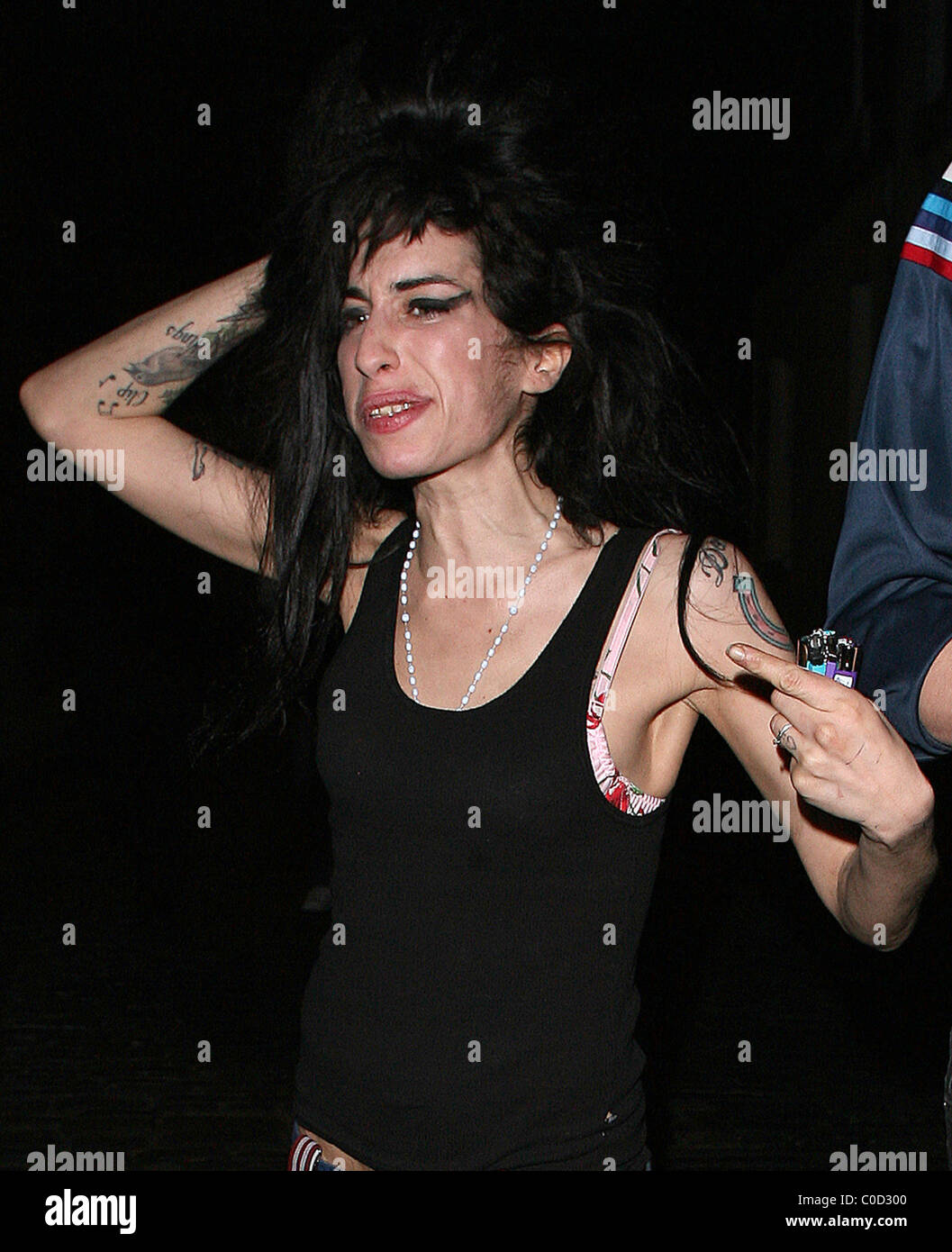 Amy Winehouse va sur une autre fin nuit bender à Camden dans le même ...