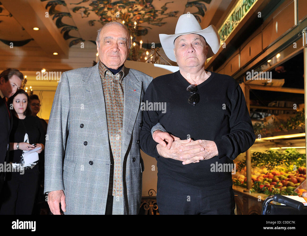 Mohamed Al Fayed et Tony Curtis Tony Curtis visite du magasin Harrods à ...