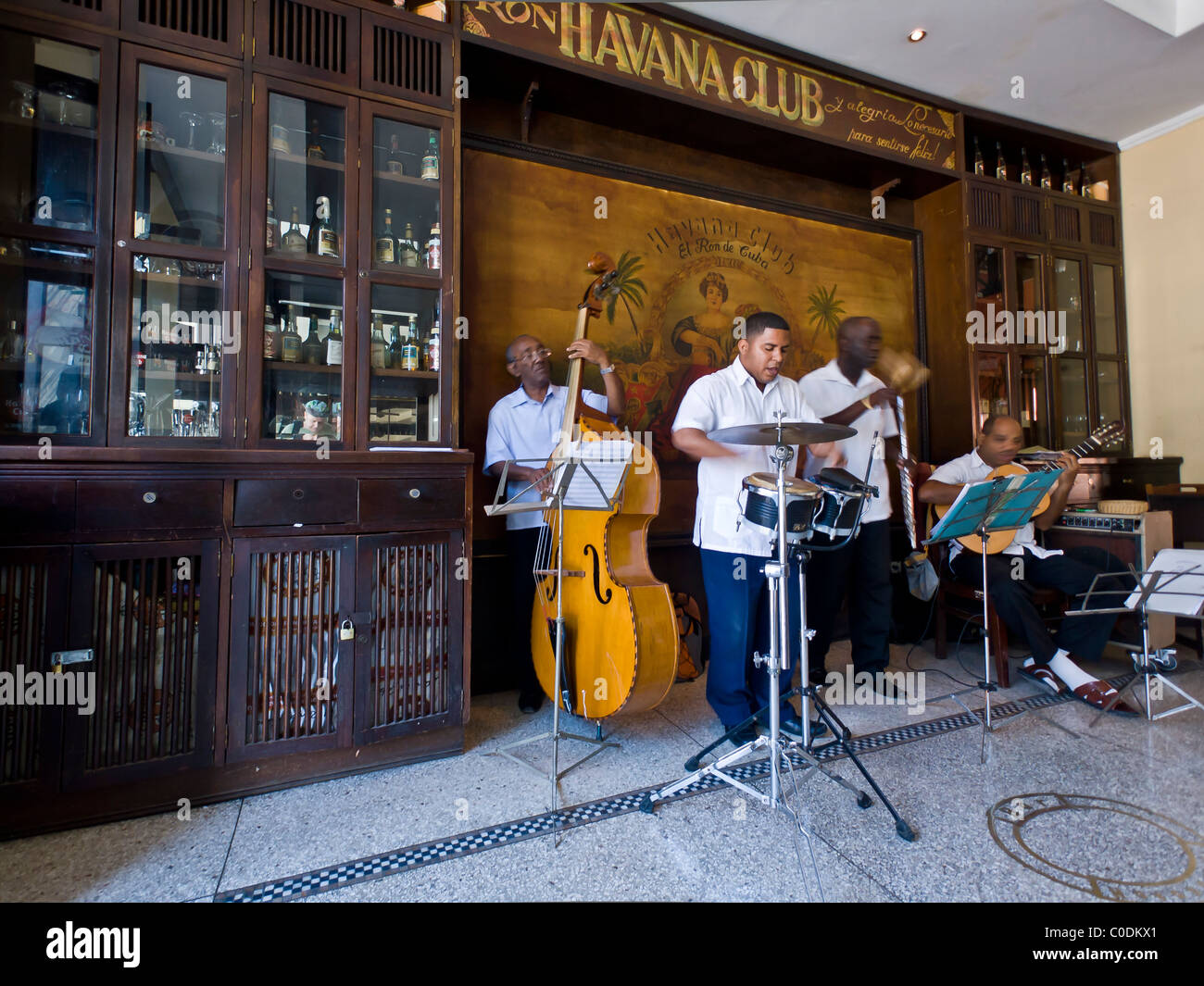 Havana Club groupe jouant de la musique cubaine Photo Stock - Alamy