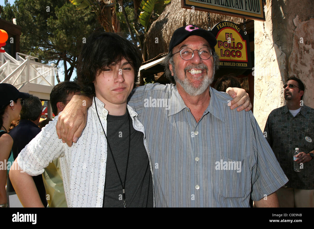 James L Brooks & fils Joey The Simpsons ride ouvre à Universal Studios ...