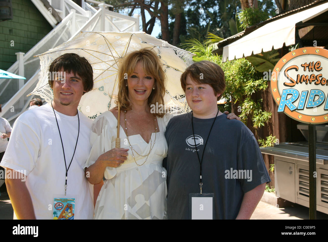 Deidre Hall, fils David Sohmer et Tully Sohmer The Simpsons ride ouvre ...