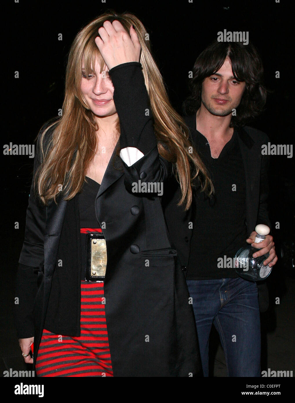 Mischa Barton et son petit ami Taylor Locke, qui serre une énorme ...