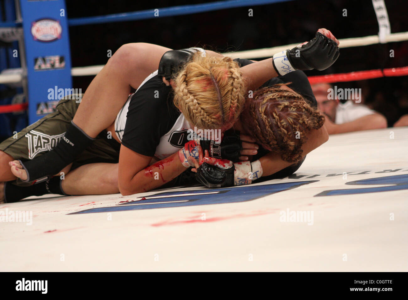 Fight entre Kim Rose et légende Randy Couture MMA's femme Kimberly dans ...