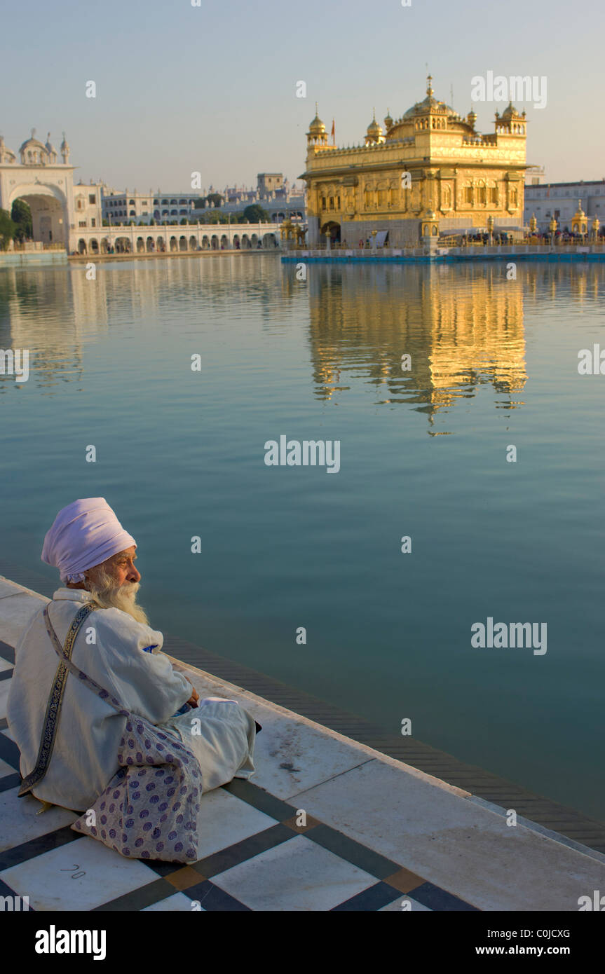 Pèlerin Sikh assis par le Sarovar (Piscine Saint Immortel de nectar ...