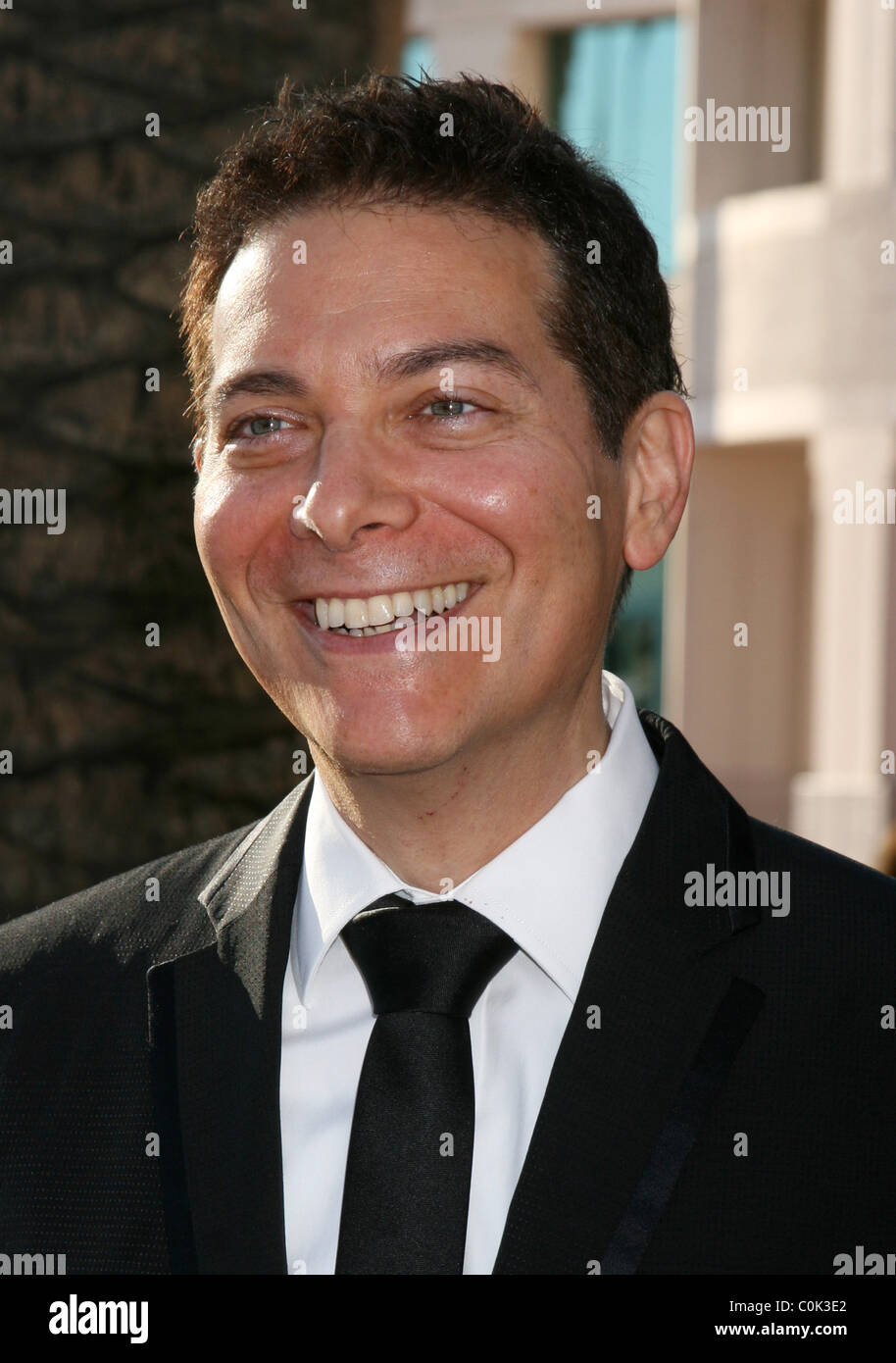 Michael Feinstein arrivant à l'ATAS rend hommage à Betty White 'la ...