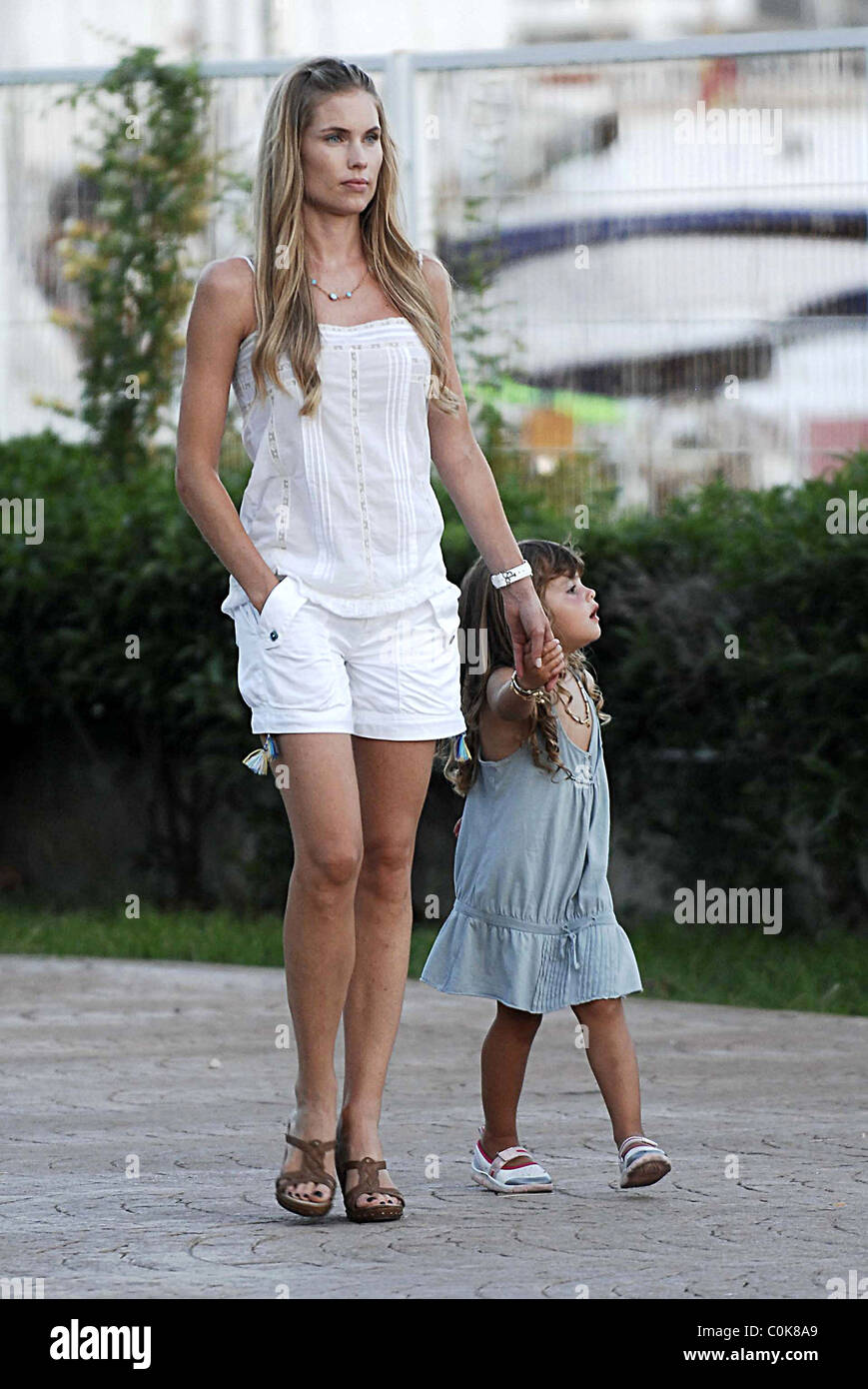Helen Swedin La femme de footballeur Luis Figo en vacances à Ibiza avec ...