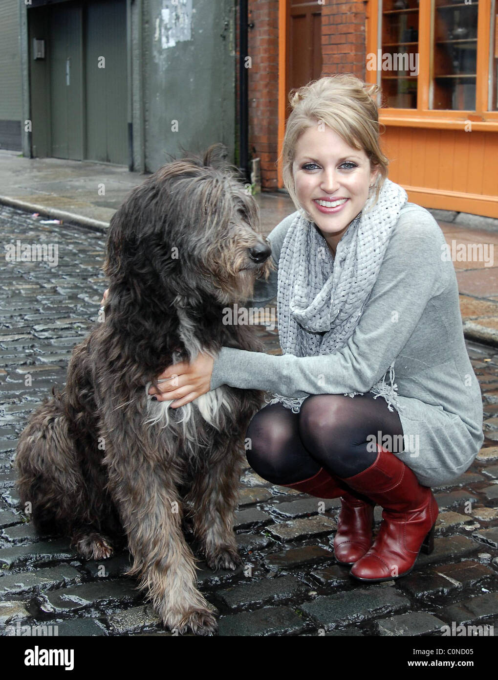 L'actrice Amy Huberman et son co-star canine Wilf du film "Un film avec ...