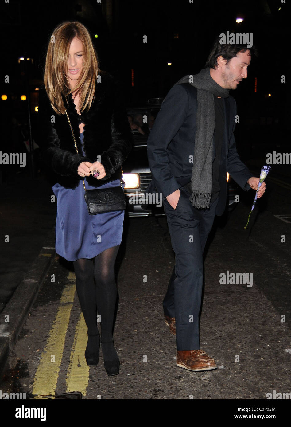 Keanu Reeves la tenue d'une seule rose blanche arrive au lierre avec ...