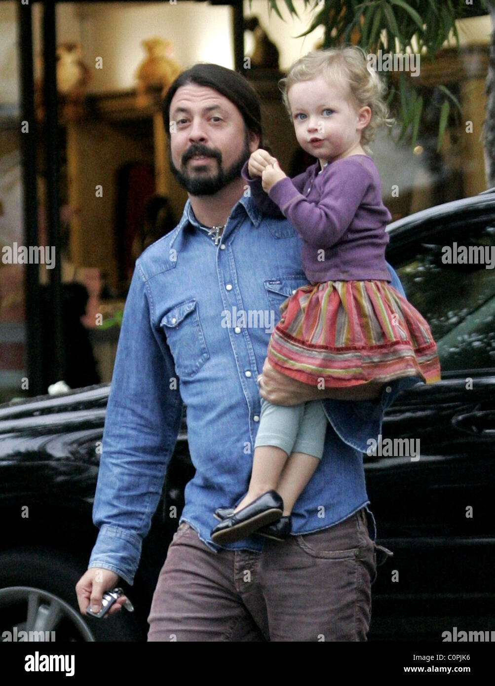 Dave Grohl a une promenade dans Bel-Air avec sa fille Violet Maye Grohl ...