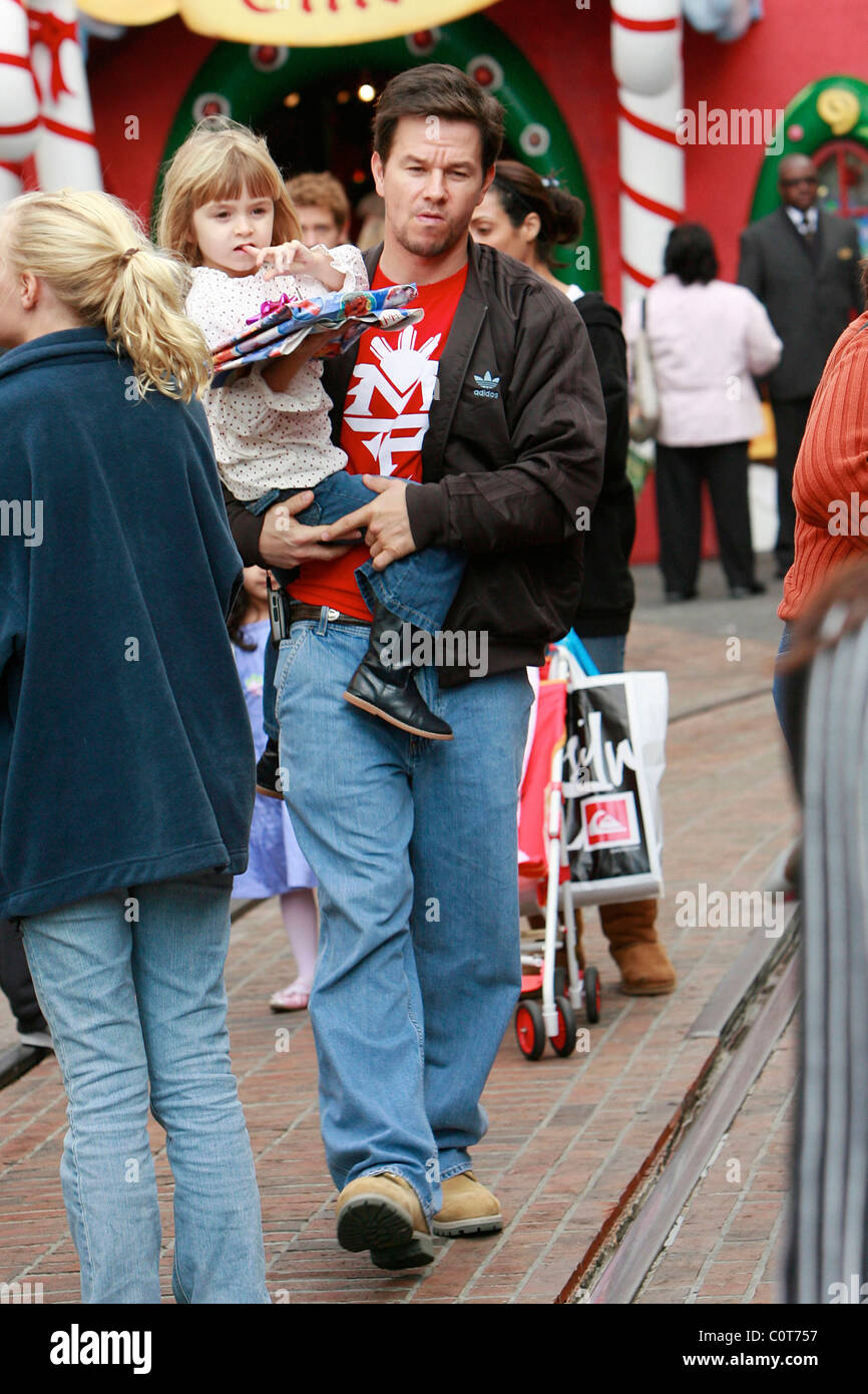 Mark Wahlberg et sa fille Ella Rae Wahlberg en tenant la famille sur ...