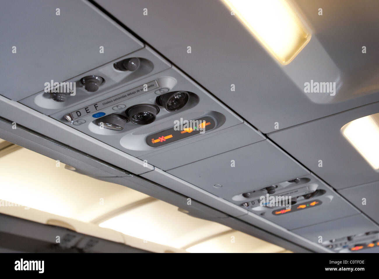 Overhead compartment Banque de photographies et d’images à haute résolution - Alamy