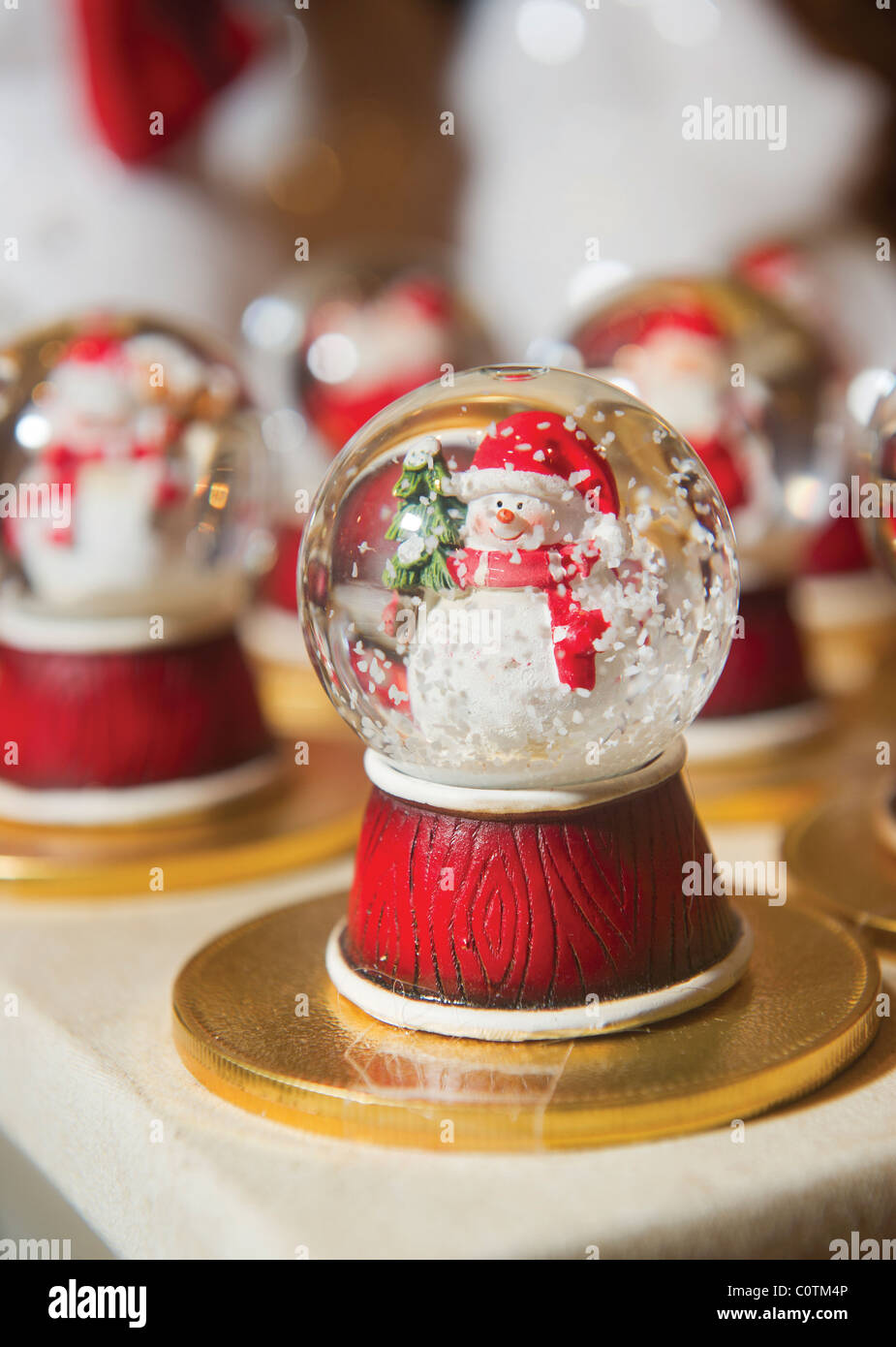 Snow man snow globe Banque de photographies et d’images à haute ...