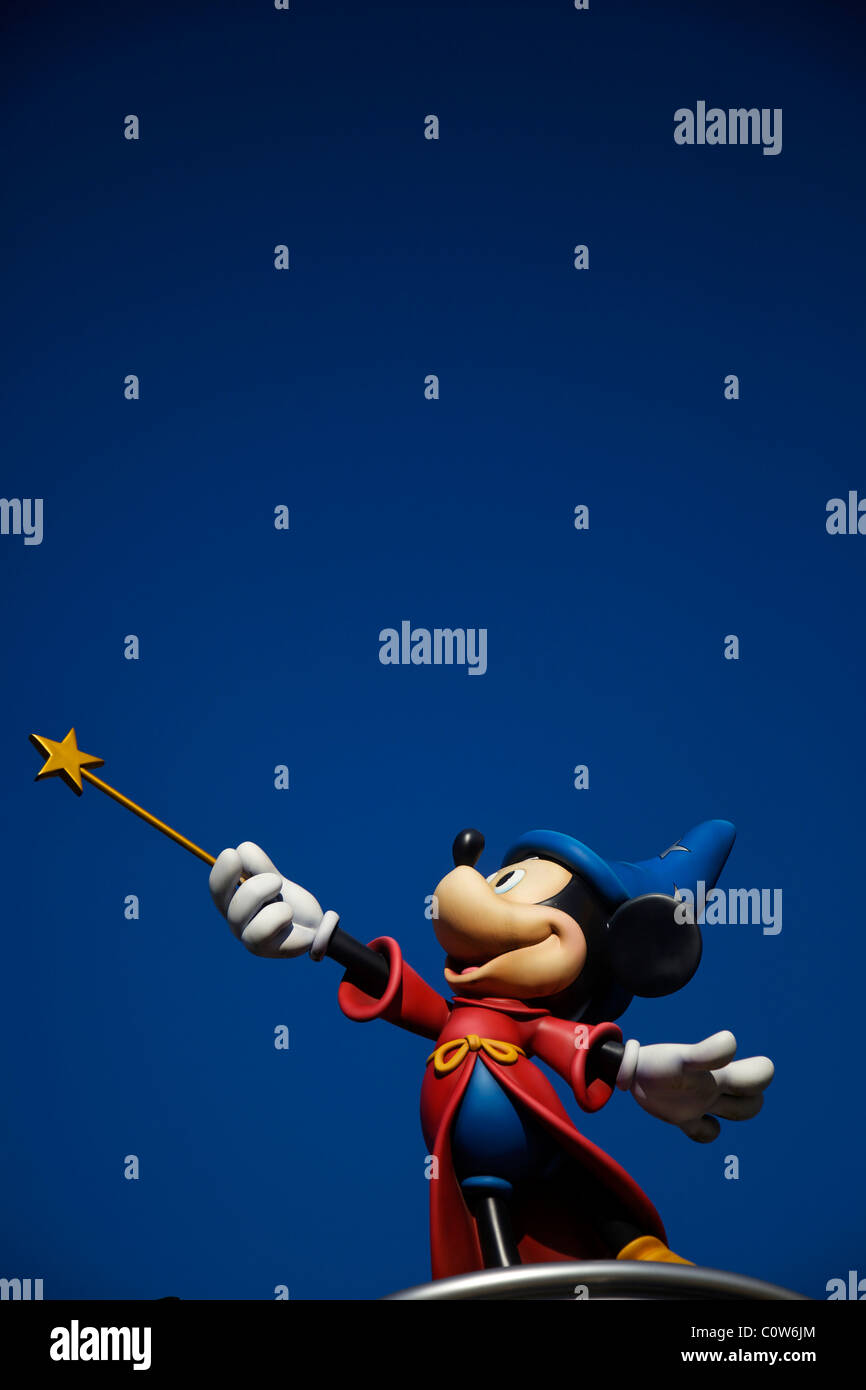 Statue de Mickey Mouse comme un assistant ou magicien à Walt Disney ...