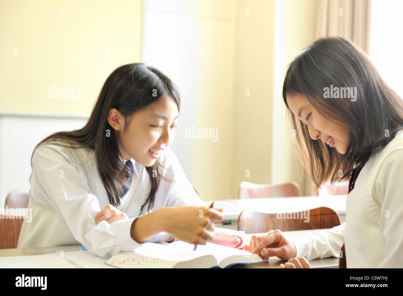 Two japanese high school girls Banque de photographies et d’images à ...