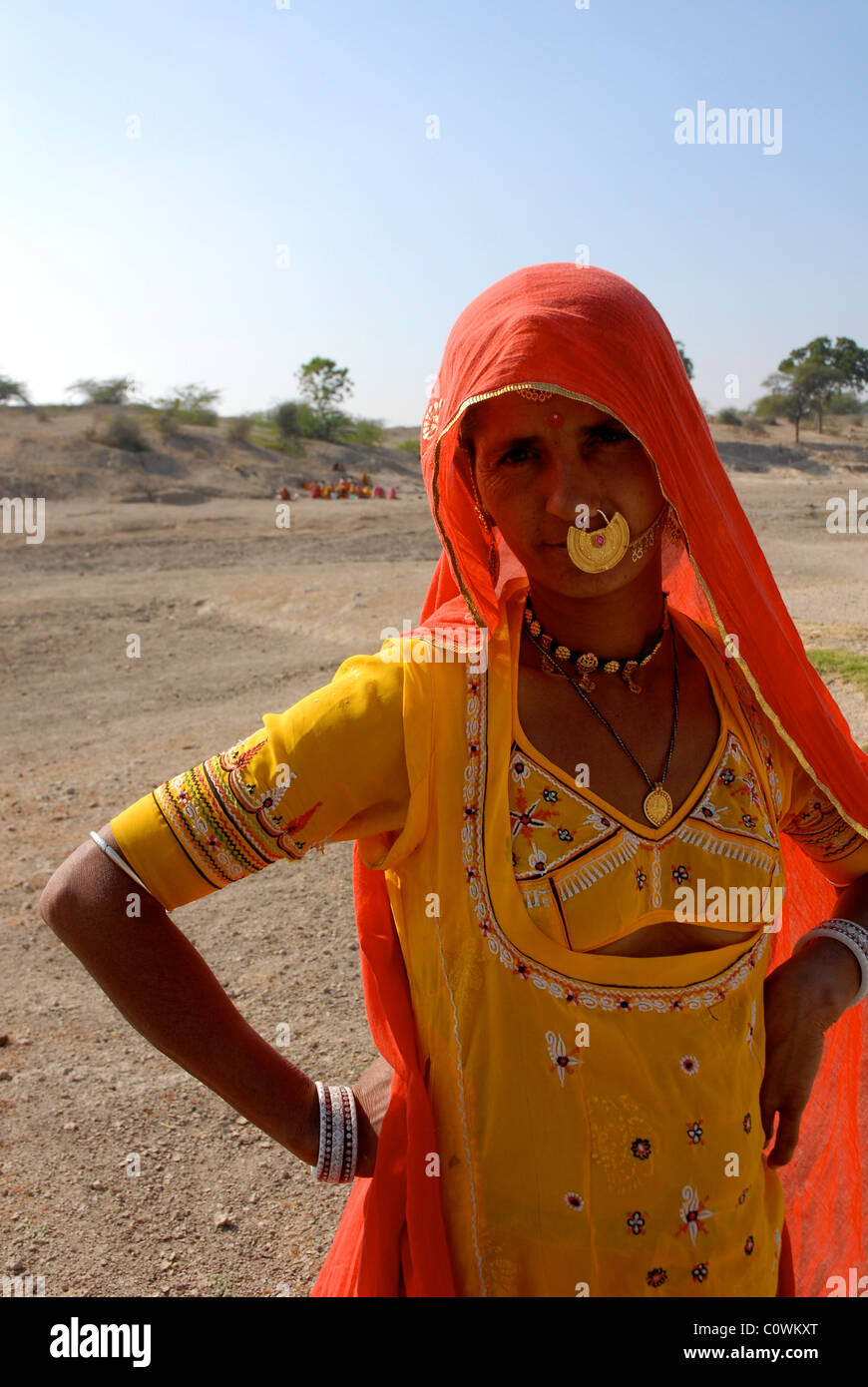 Femme en costume traditionnel Rajasthani standing in desert, heureux et ...