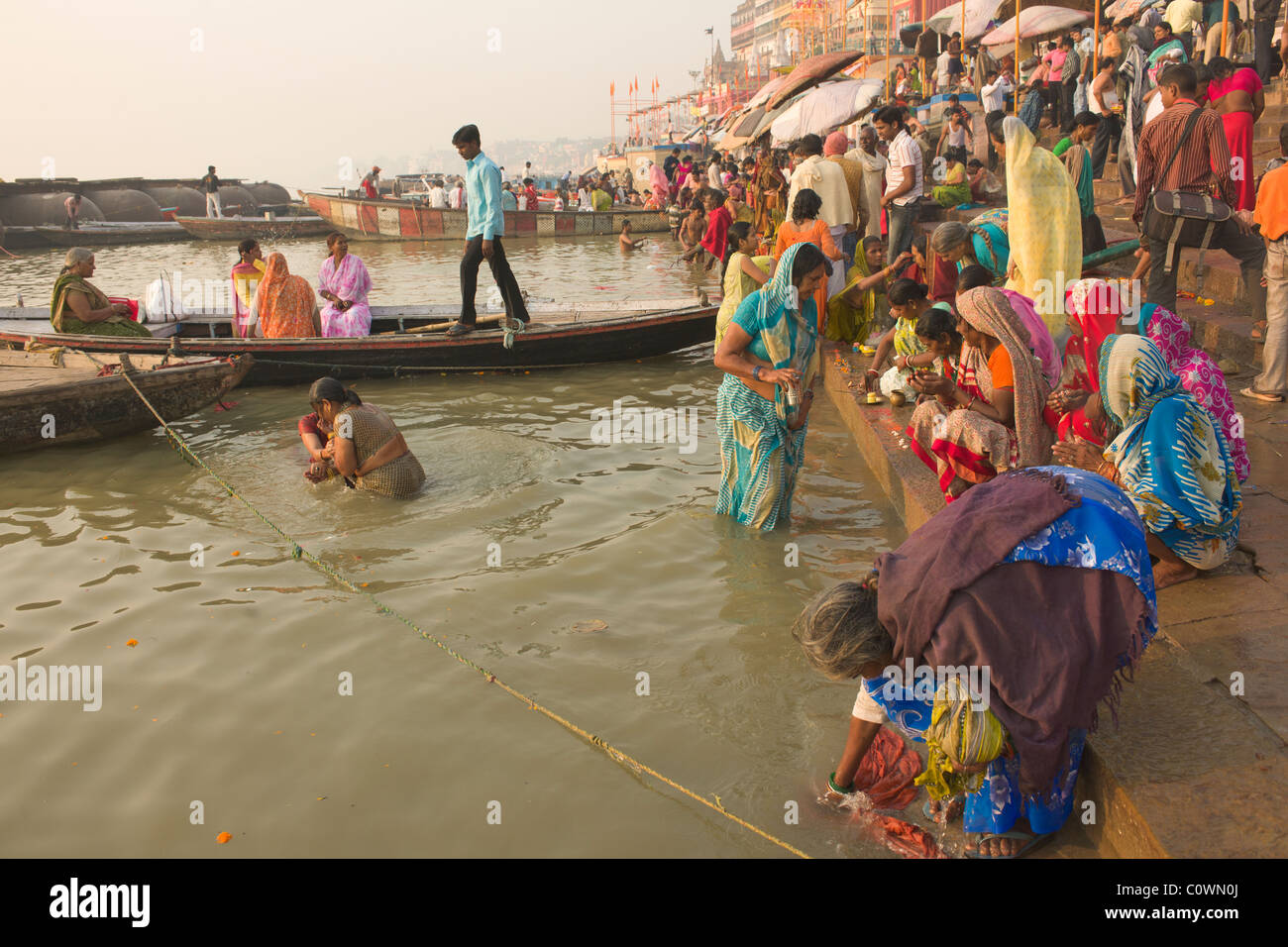 Les pèlerins se baigner dans le Gange à Man Mandir Ghat, Varanasi ...