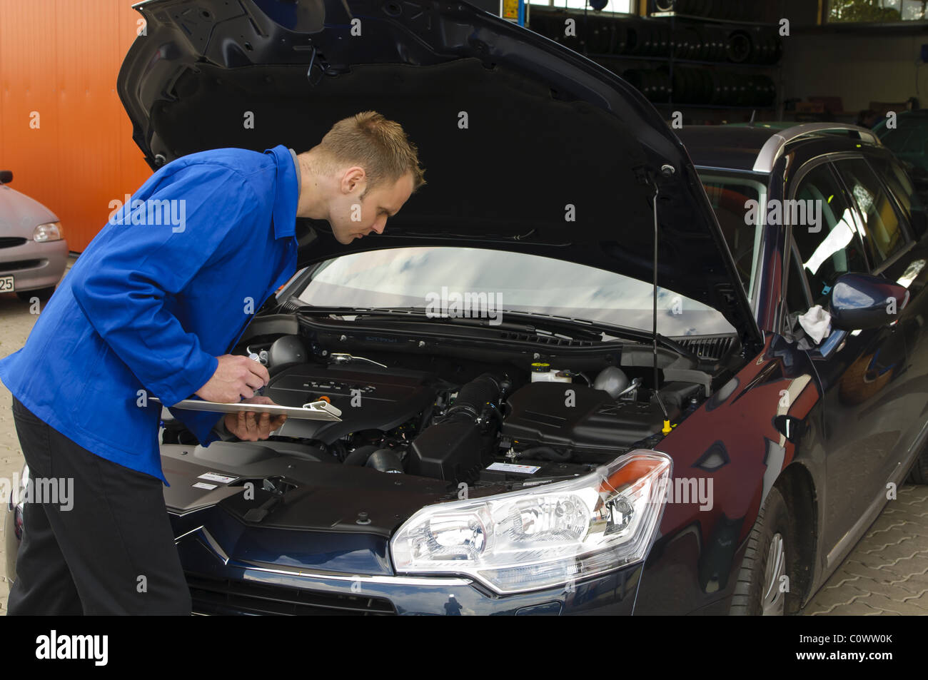 Réparer la voiture Banque d'image et photos - Alamy