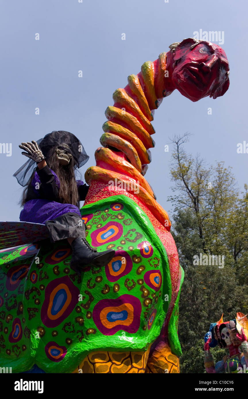 Habillé en fille Catrina et équitation un monumental alebrije lors d'un ...