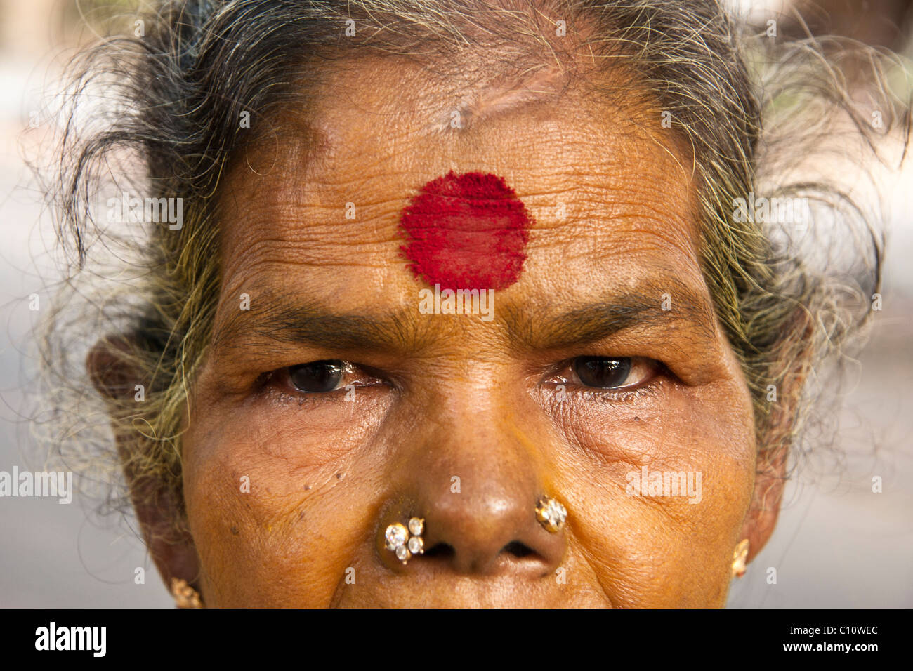 Bindi red Banque de photographies et d’images à haute résolution - Alamy