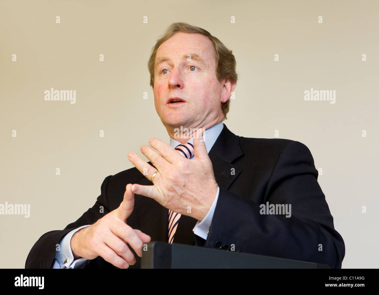 Irlandais taoiseach enda kenny parlant Banque de photographies et d ...