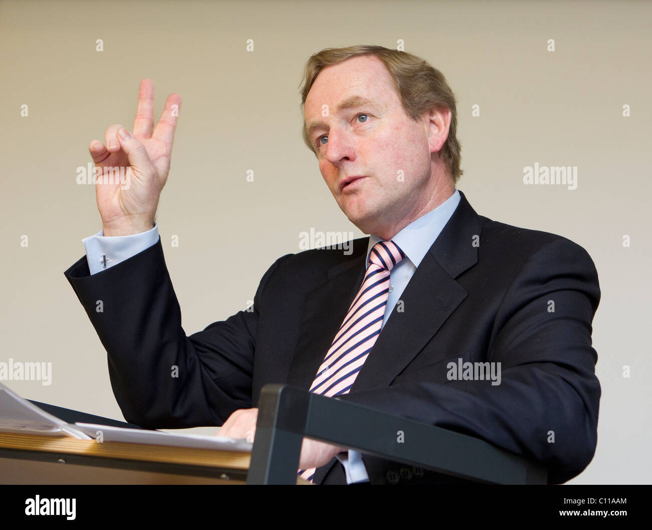 Irlandais taoiseach enda kenny parlant Banque de photographies et d’images à haute résolution ...