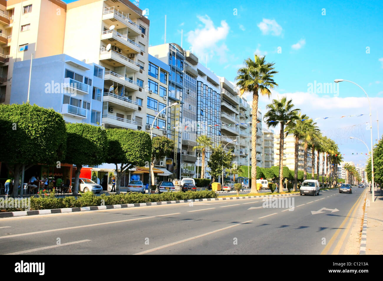 City street limassol cyprus Banque de photographies et d’images à haute ...