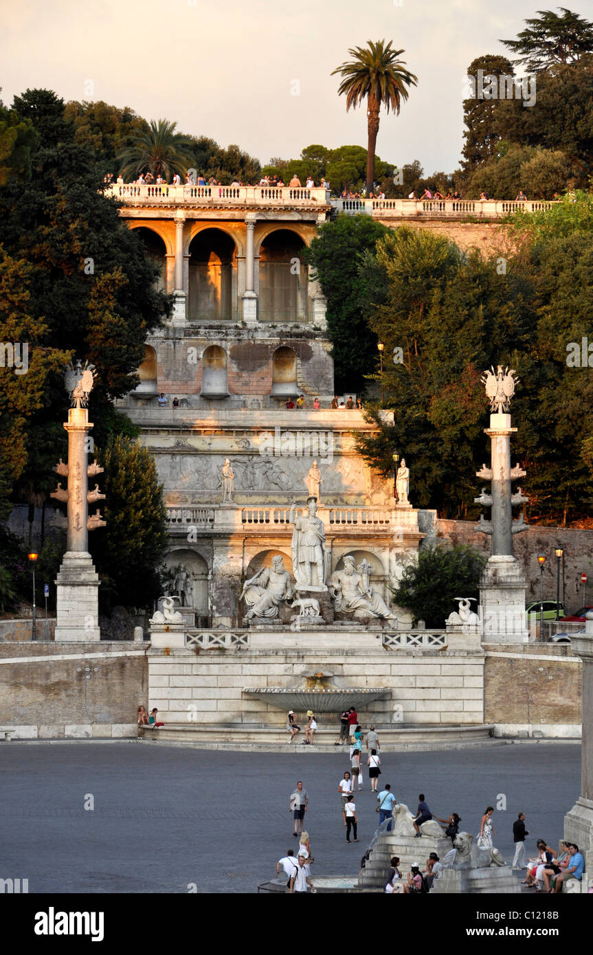 Pincio terrace with statues of the goddess roma between tiber Banque de ...