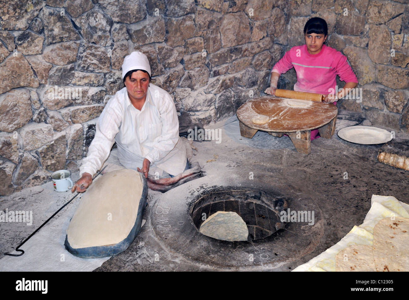 Les femmes la cuisson du pain lavash arménien typique dans le four de ...