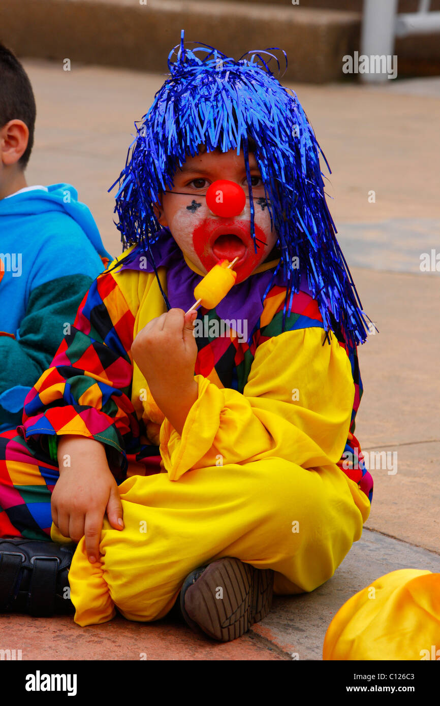 Garçon habillé en clown, de lécher la glace, Indiens Mapuche, Temuco ...