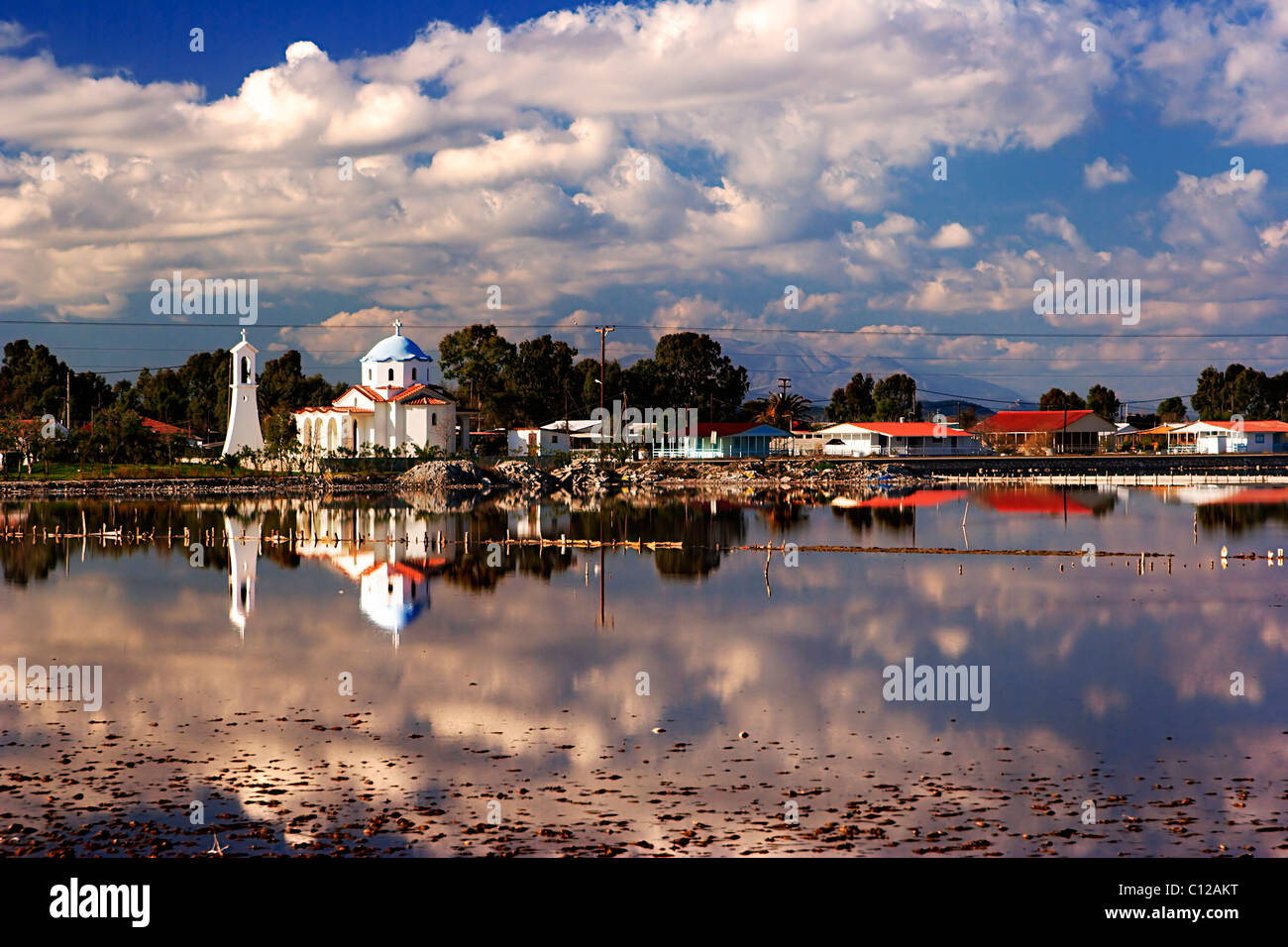 Le règlement de Tourlida, plein de maisons sur pilotis, au bord de la ...