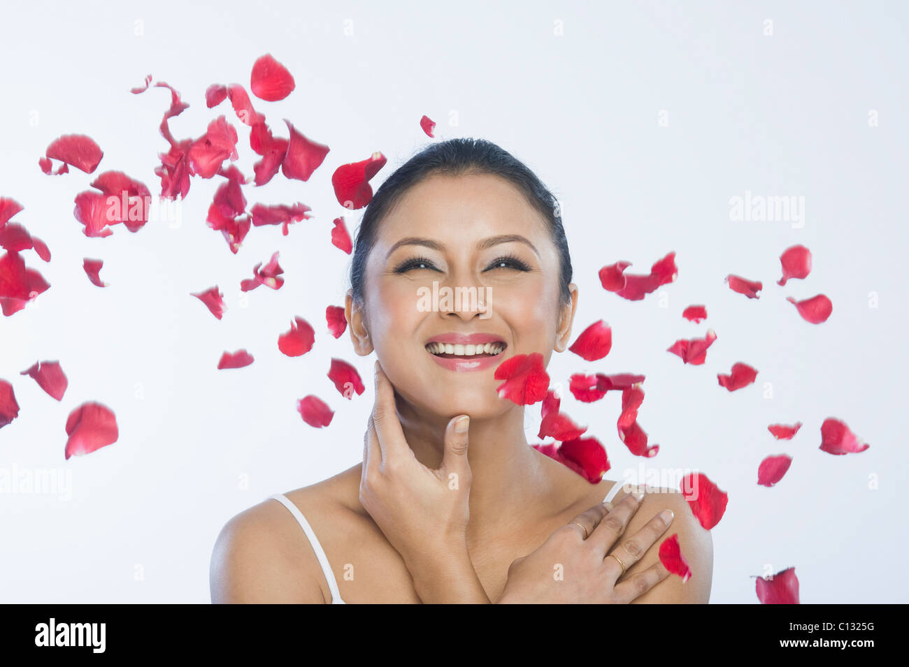Woman falling rose petals Banque de photographies et d’images à haute ...