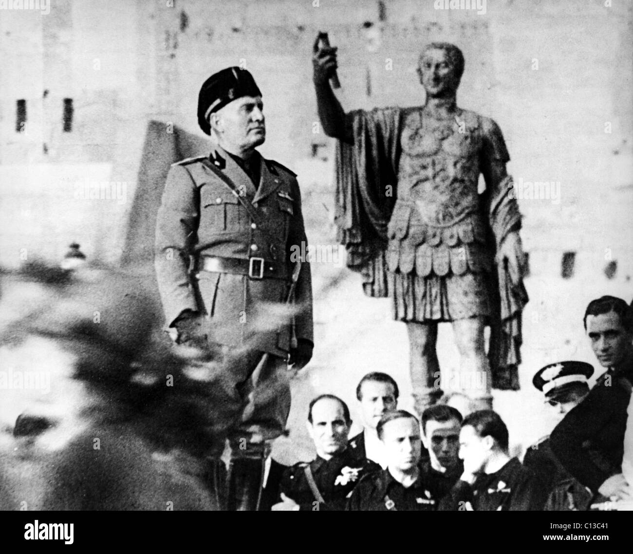 Benito mussolini statue Banque d'images noir et blanc - Alamy