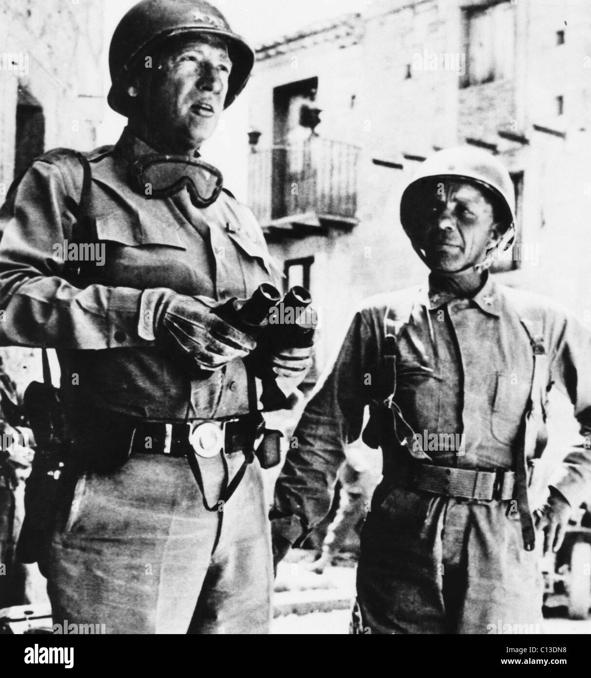 Le général George S. Patton Jr., et le Brigadier Général Théodore ...