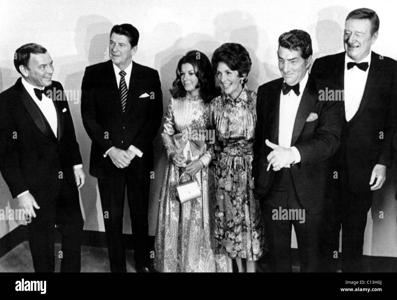 Gouverneur Ronald Reagan avec Frank Sinatra, Vicki Carr, Nancy Reagan ...
