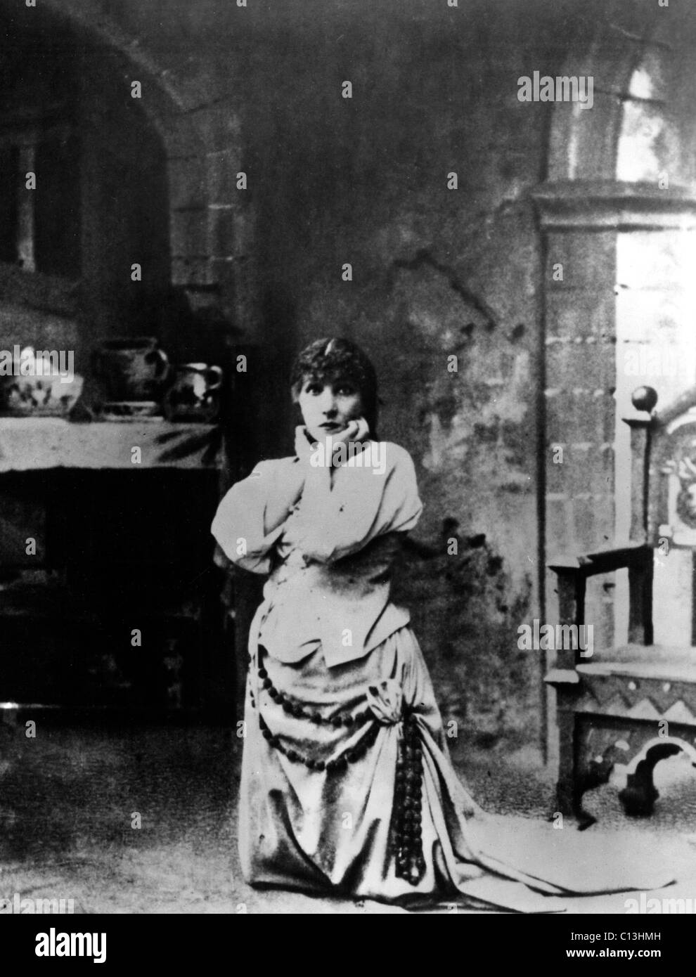 SARAH BERNHARDT, dans la pièce de théâtre 'Jeanne d'Arc' à l'âge de 46 ... SARAH BERNHARDT, dans la pièce de théâtre 'Jeanne d'Arc' à l'âge de 46 ...