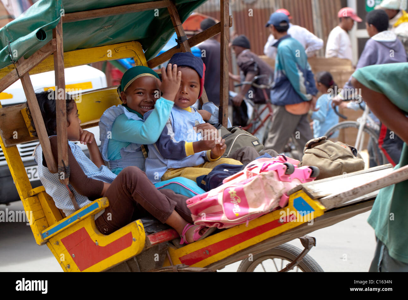 Pousse pousse madagascar enfants Banque de photographies et d’images à ...