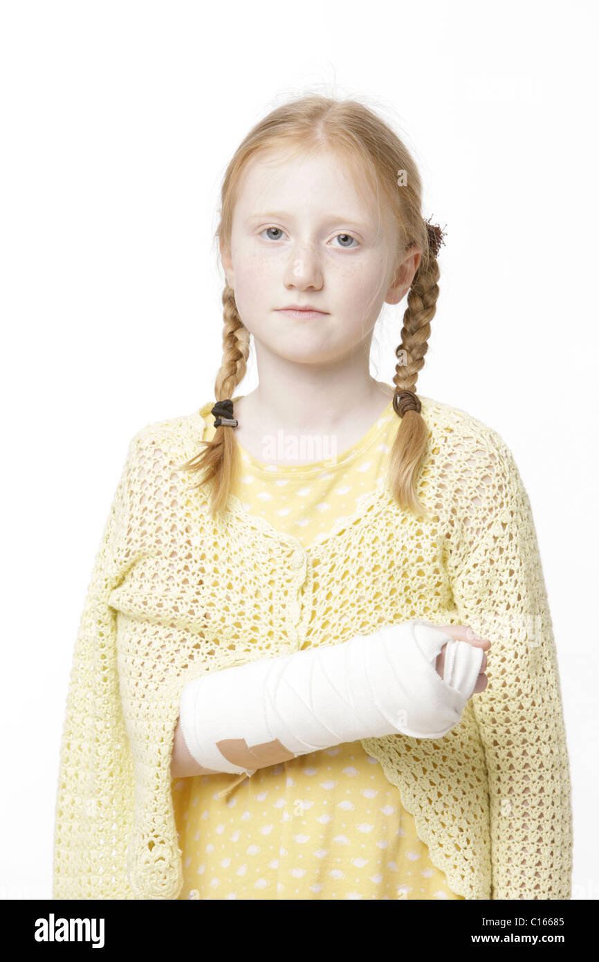 Fille 8 Ans Avec Des Cheveux Tressés Et Un Bras Cassé Dans Le Plâtre