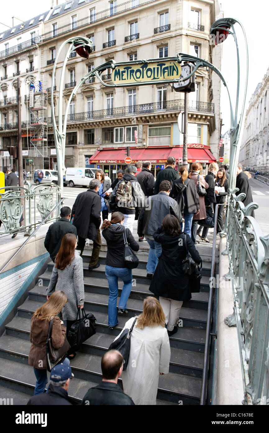 Crowded metro station paris france Banque de photographies et d’images ...