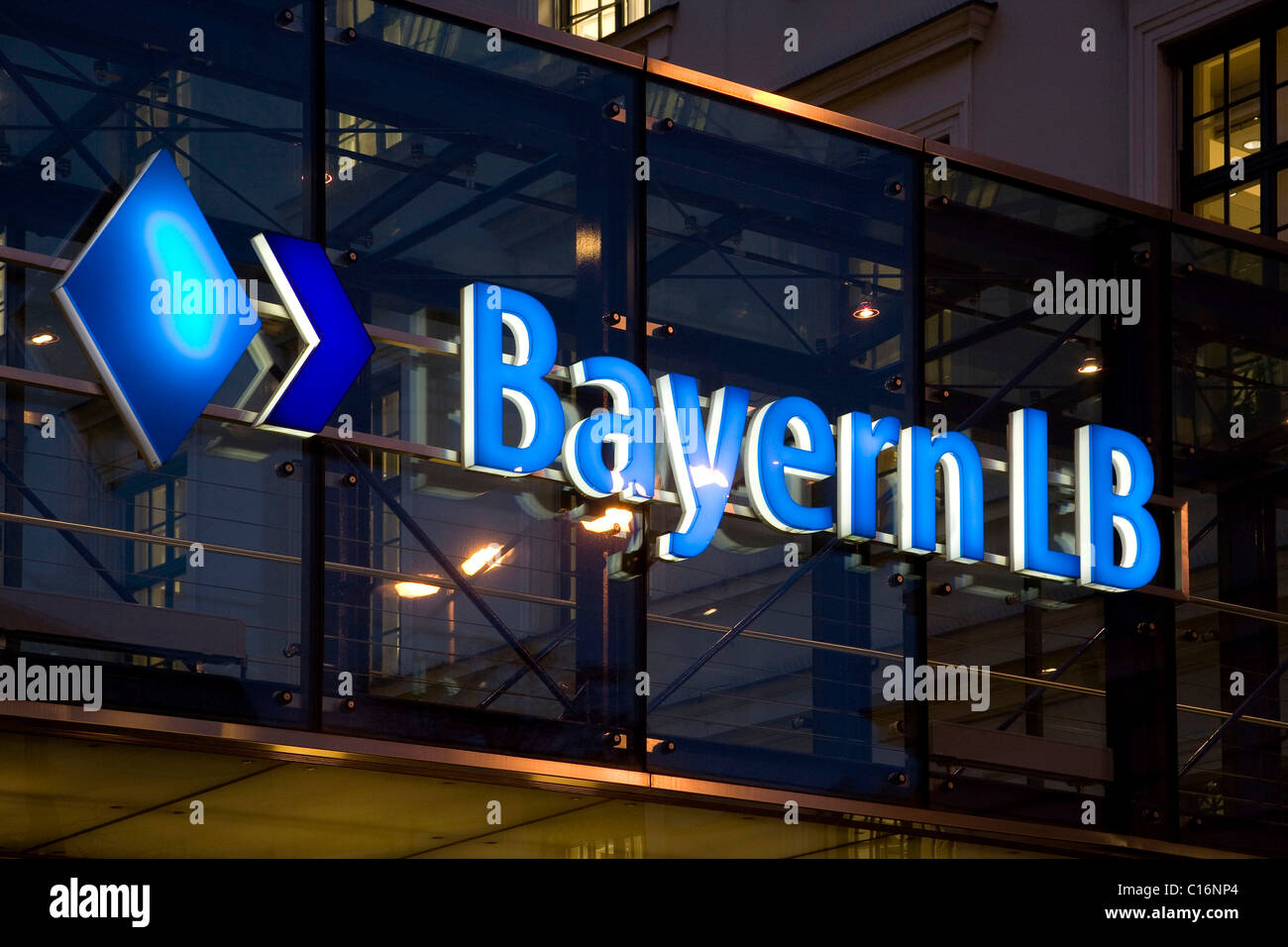Logo de Bayern LB au siège par nuit à Munich, Bavaria, Germany, Europe ...