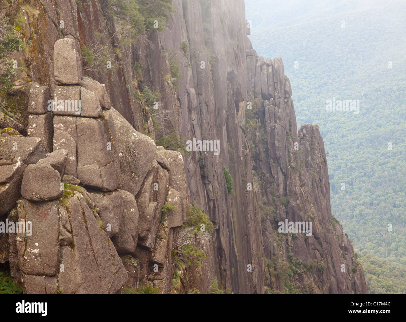 Paroi rocheuse abrupte Banque de photographies et d’images à haute ...
